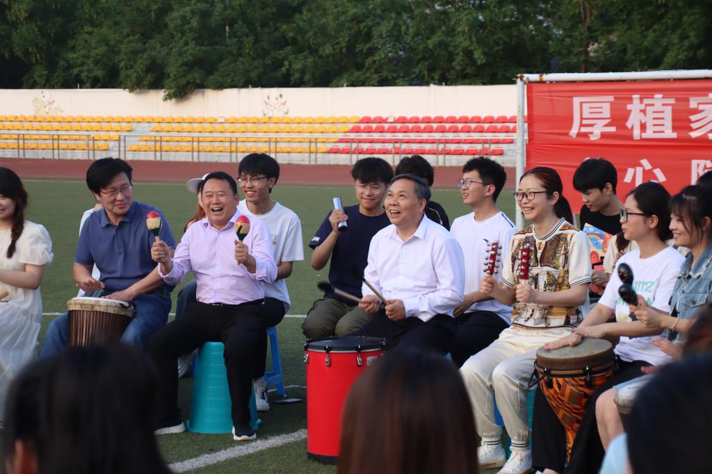 甘勇书记参加“心随乐动”鼓圈音乐活动 郑州工程技术学院